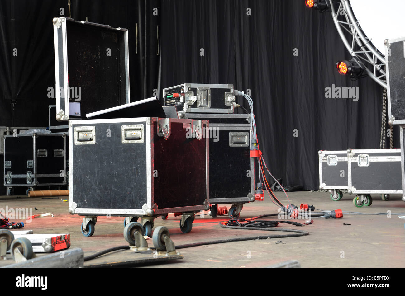 Backstage rigging hi-res stock photography and images - Alamy