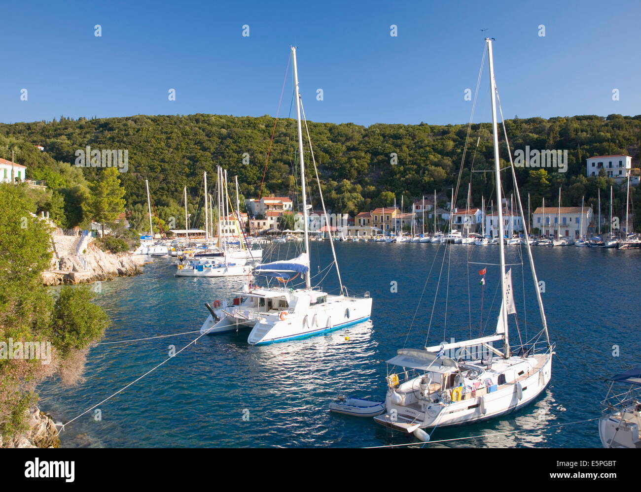 Yachts at anchor in the pretty harbour, Kioni, Ithaca (Ithaki), Ionian ...