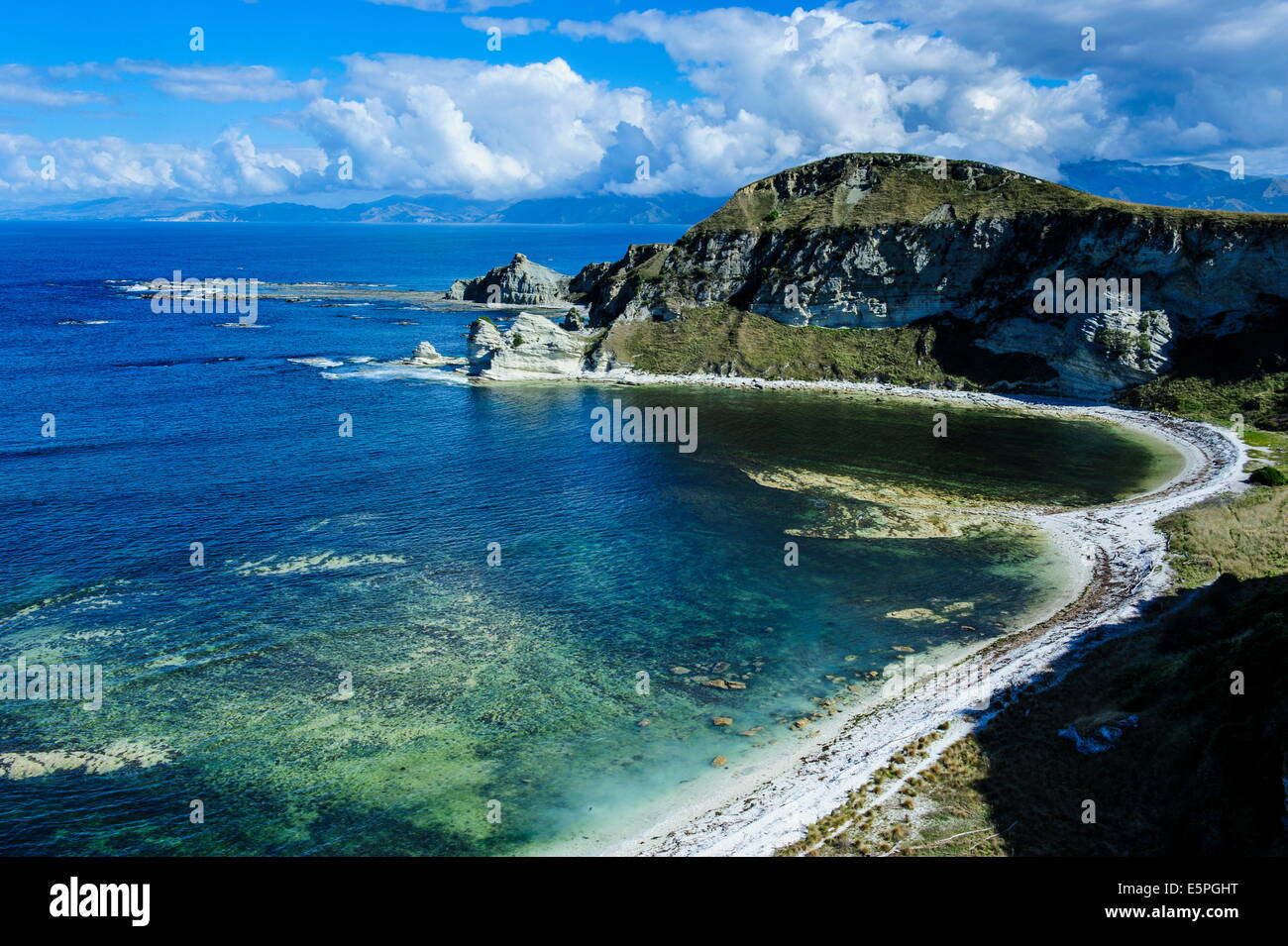 Cliff over water hi-res stock photography and images - Alamy