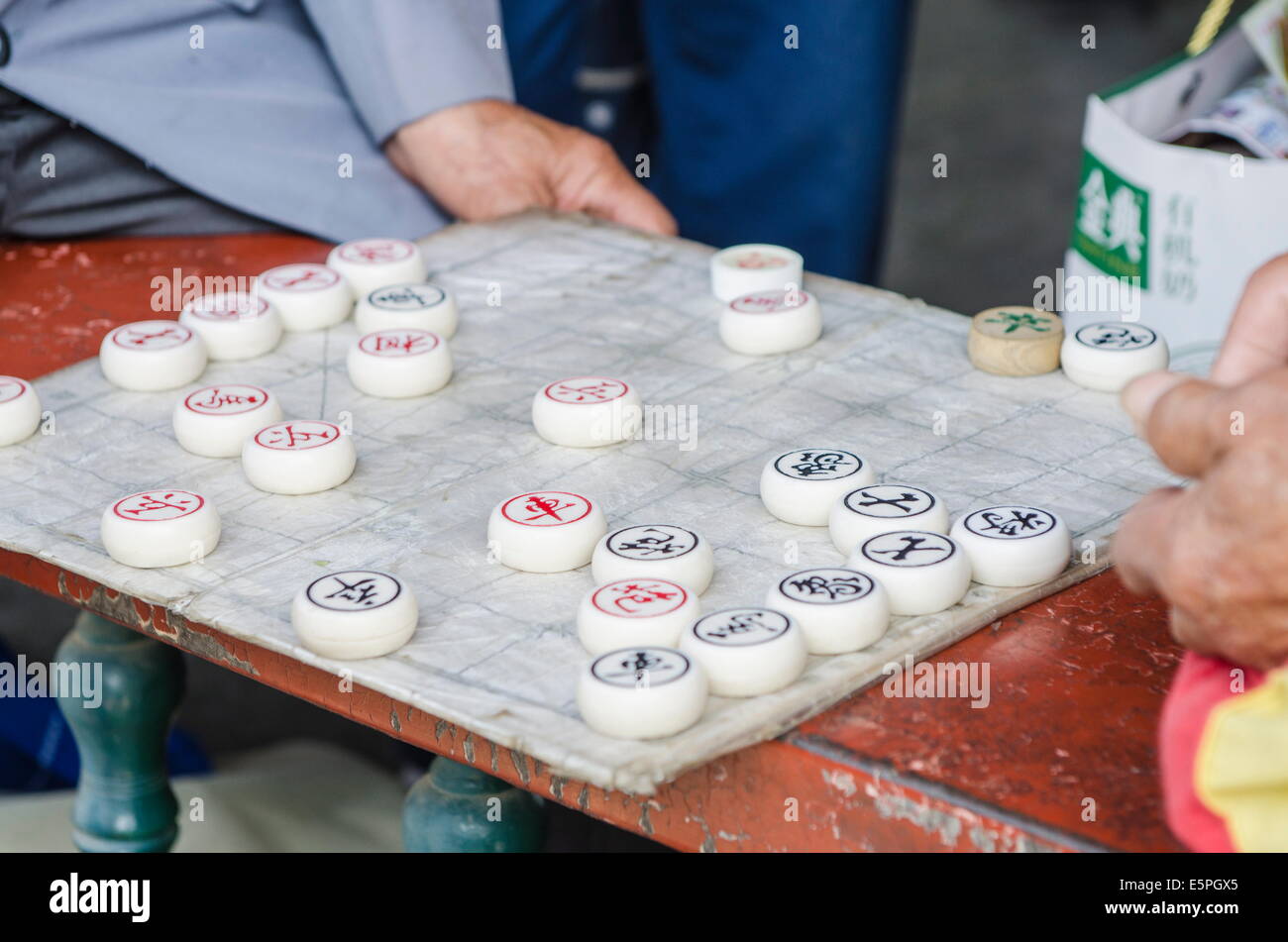 Playing xiangqi (Chinese chess) at the Temple of Heaven (Altar of ...