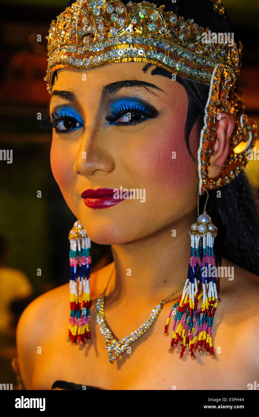 Fully dressed dancer hi-res stock photography and images - Alamy