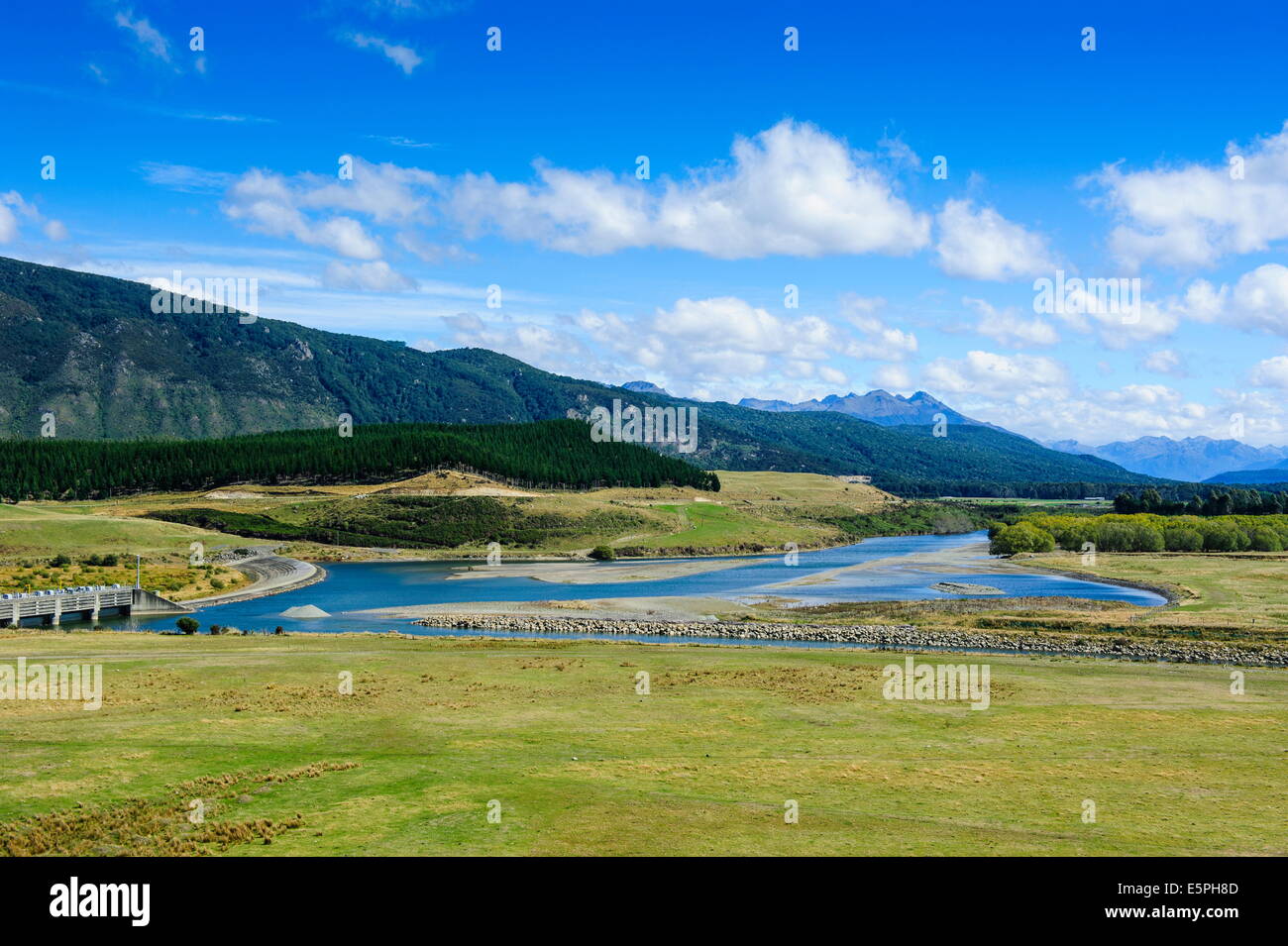 Waiau river and the southern alps along the road from Invercargill to ...