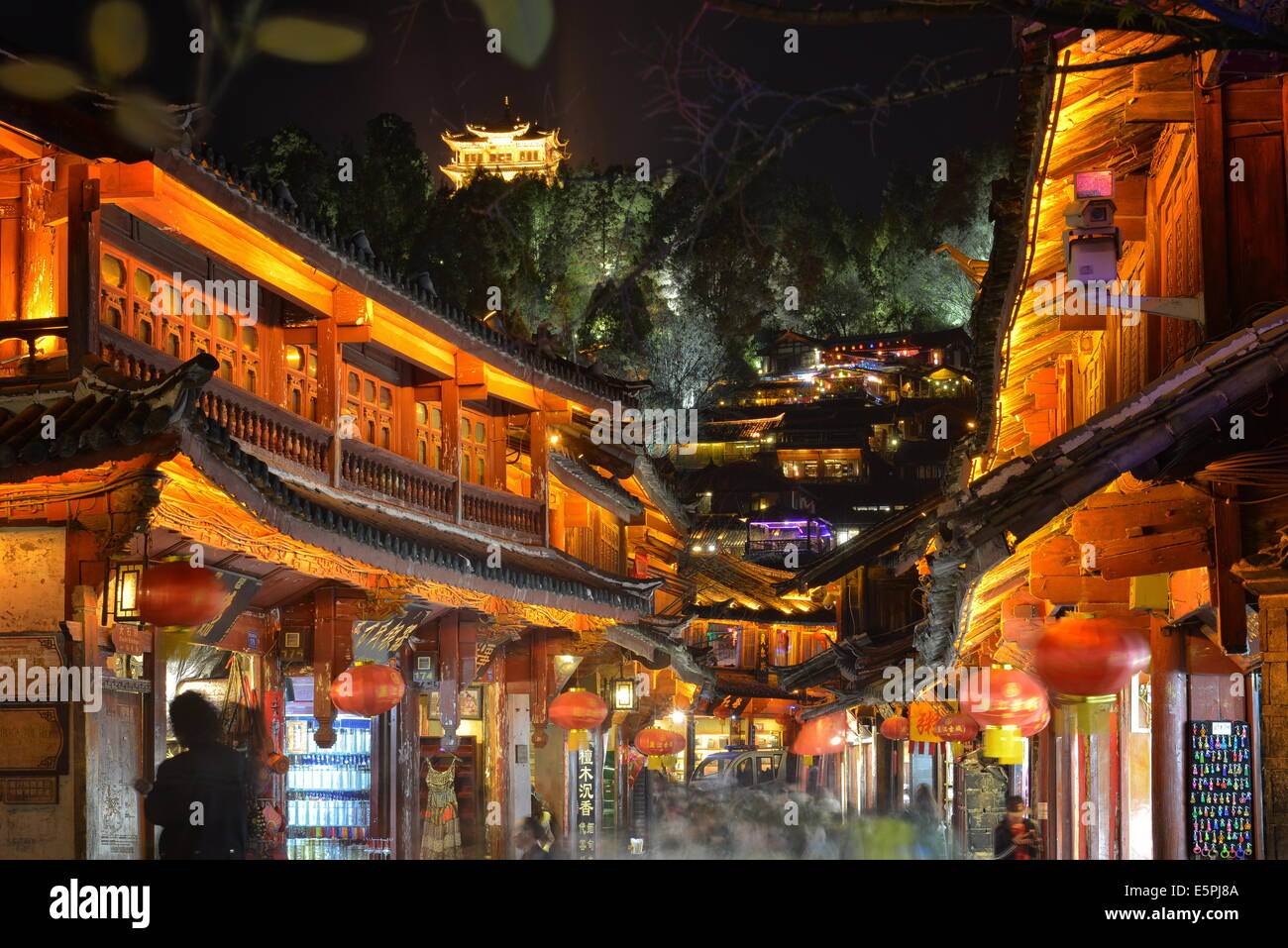 Busy Lijiang Old Town, UNESCO World Heritage Site, at night with Lion ...