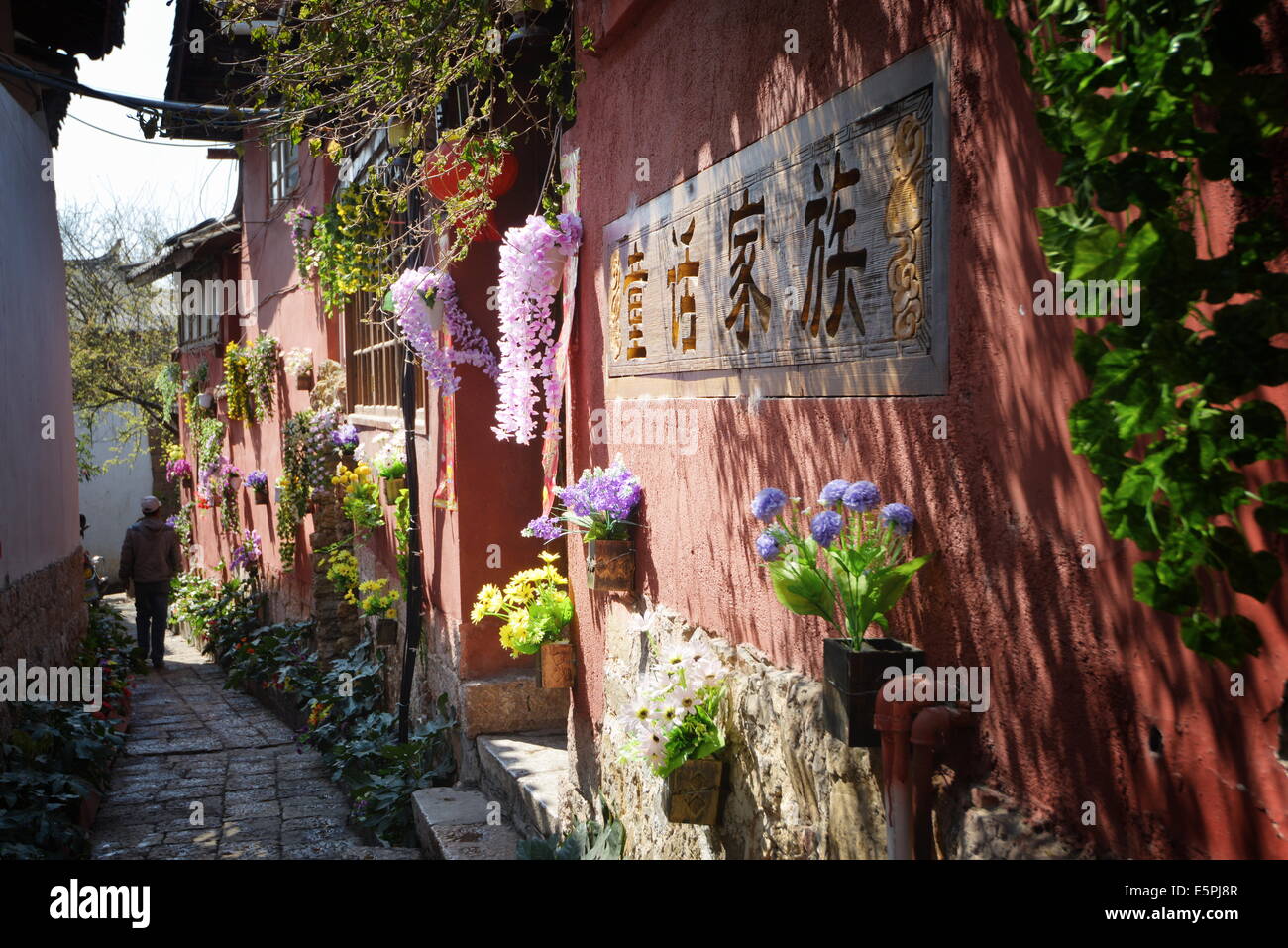 Old world flowers hi-res stock photography and images - Alamy