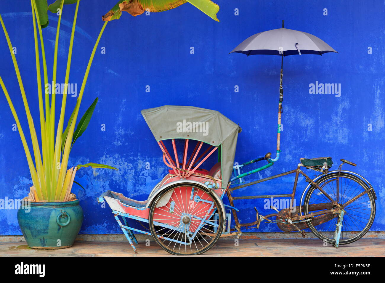 Rickshaw in Cheong Fatt Tze Mansion, Georgetown, Penang Island ...