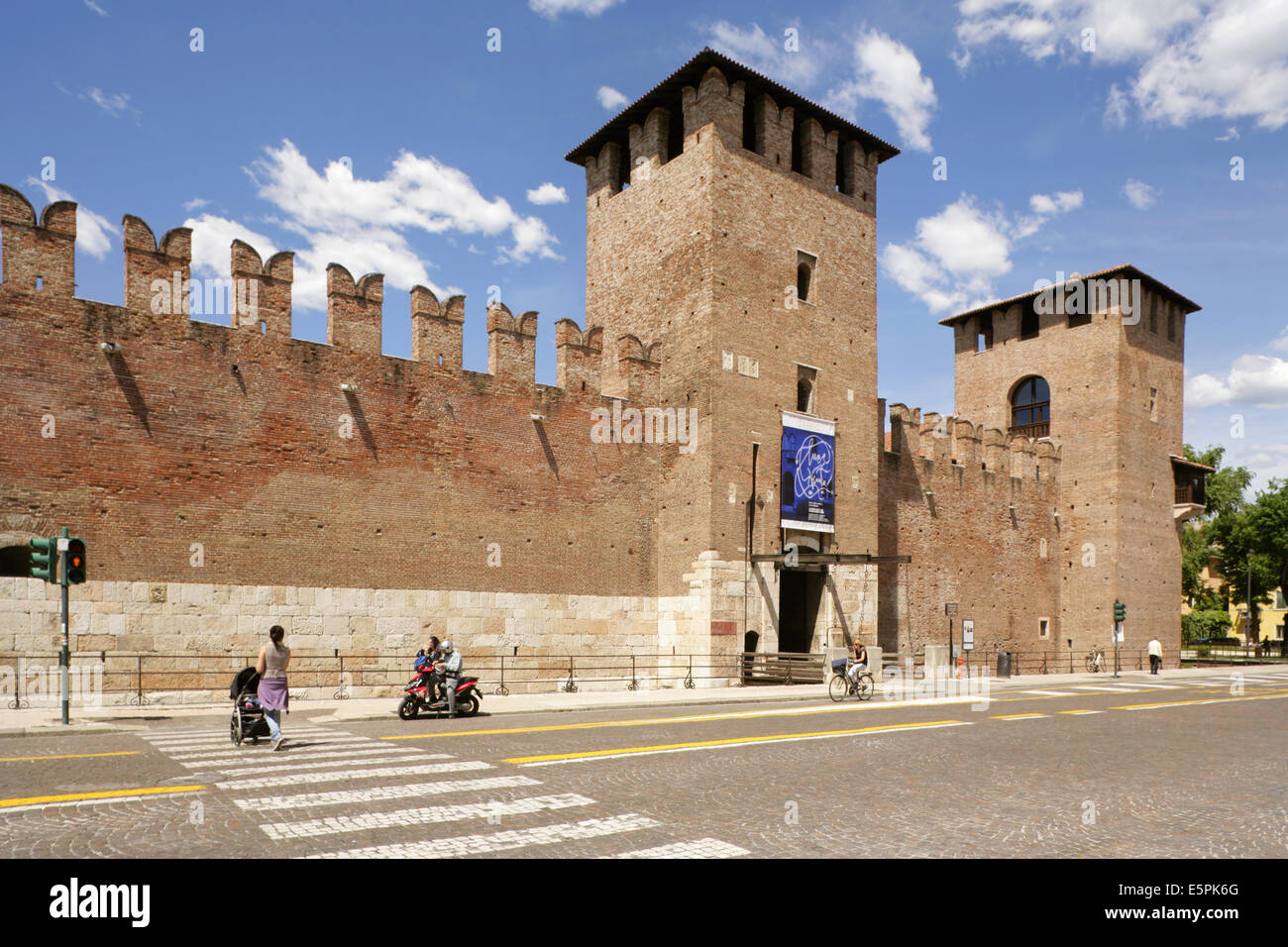 The fortified Castelvecchio art museum, Verona, Italy Stock Photo - Alamy