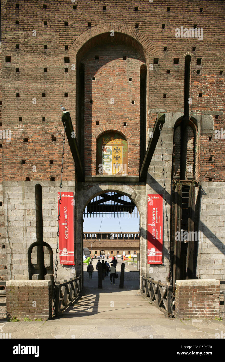 Castle drawbridge and portcullis hi-res stock photography and images ...