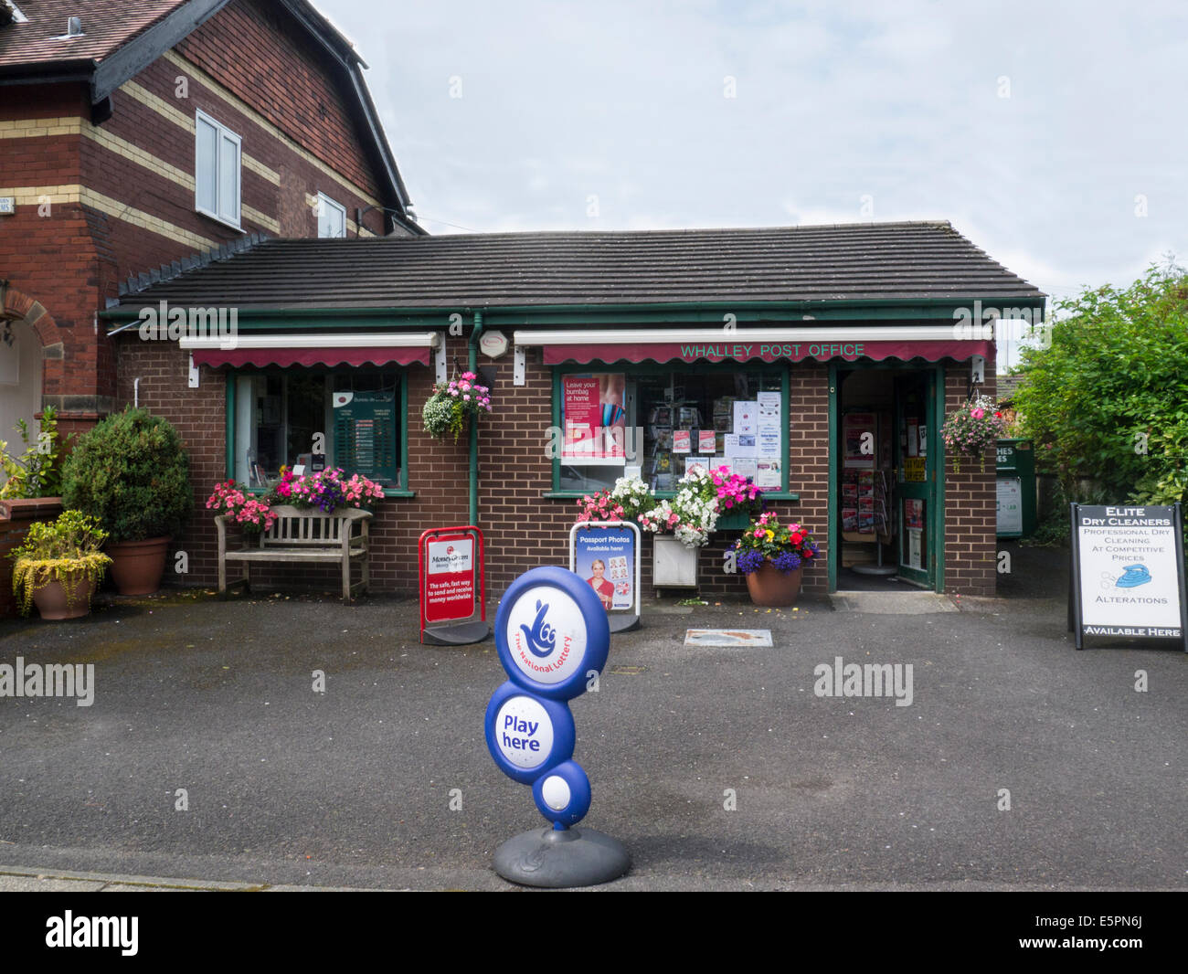 Single storey shop hi-res stock photography and images - Alamy