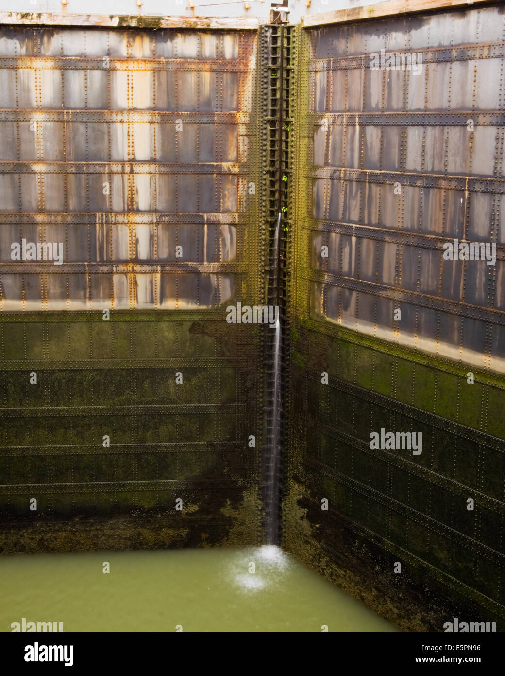 Miraflores locks and tugboats hi-res stock photography and images - Alamy
