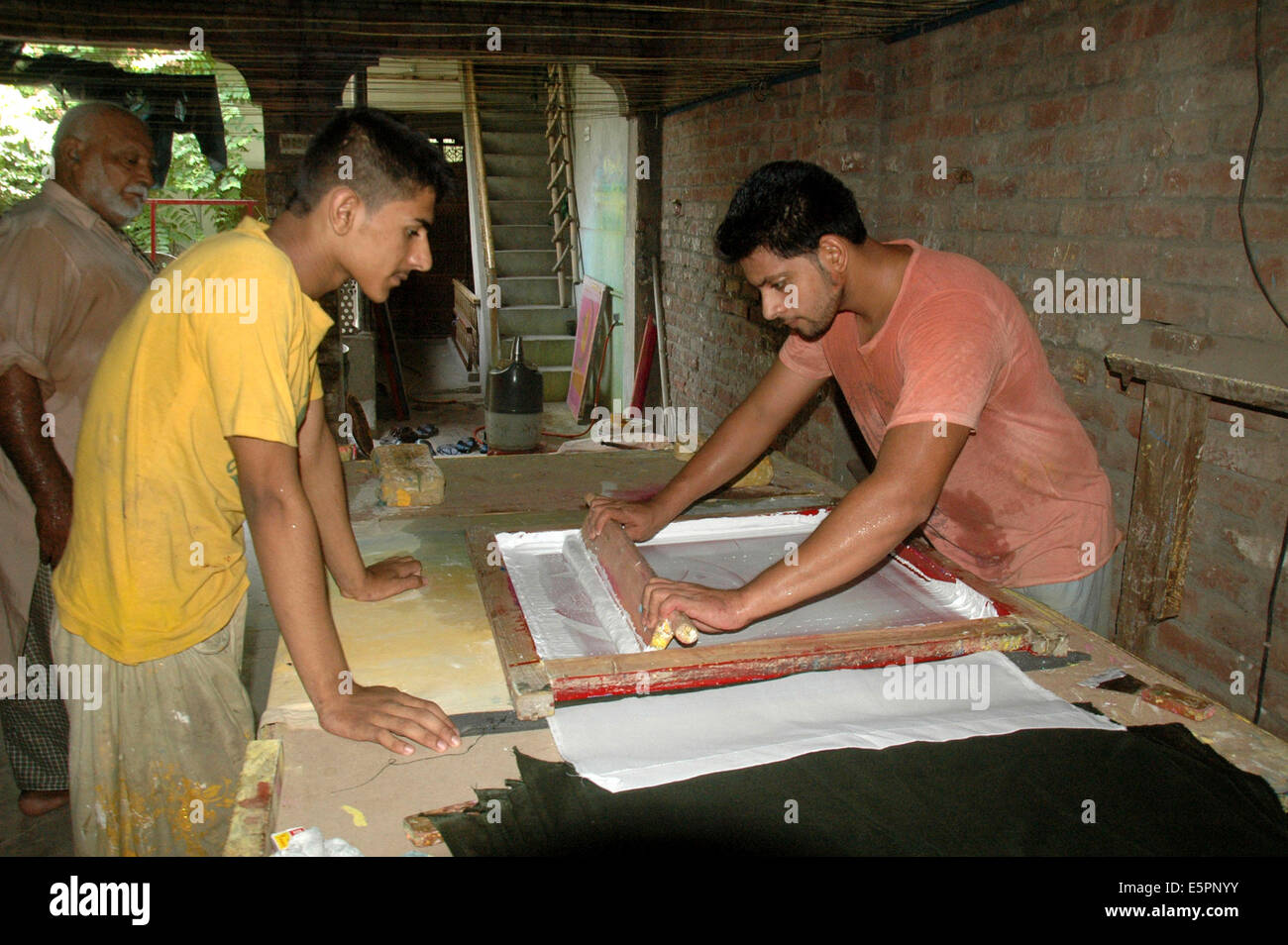 Lahore. 5th Aug, 2014. Pakistani laborers print Pakistan's national ...