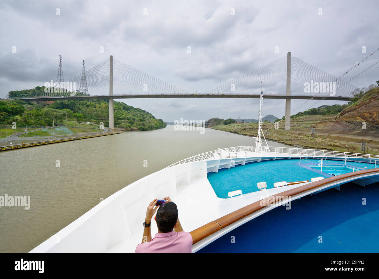 Cruise ship and Centennial bridge, Culebra Cut, Panama Canal Stock ...