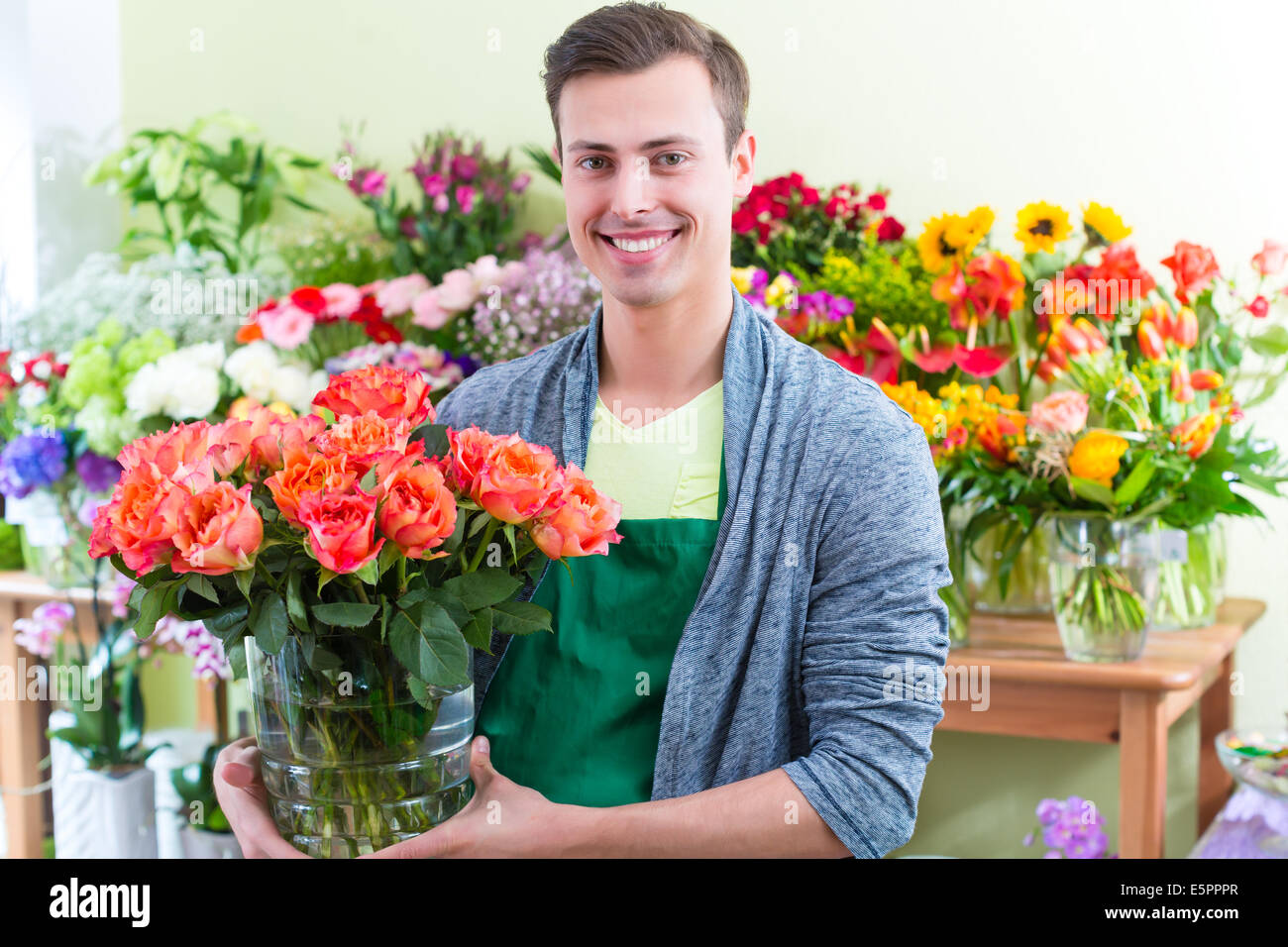 Selling flowers hi-res stock photography and images - Alamy
