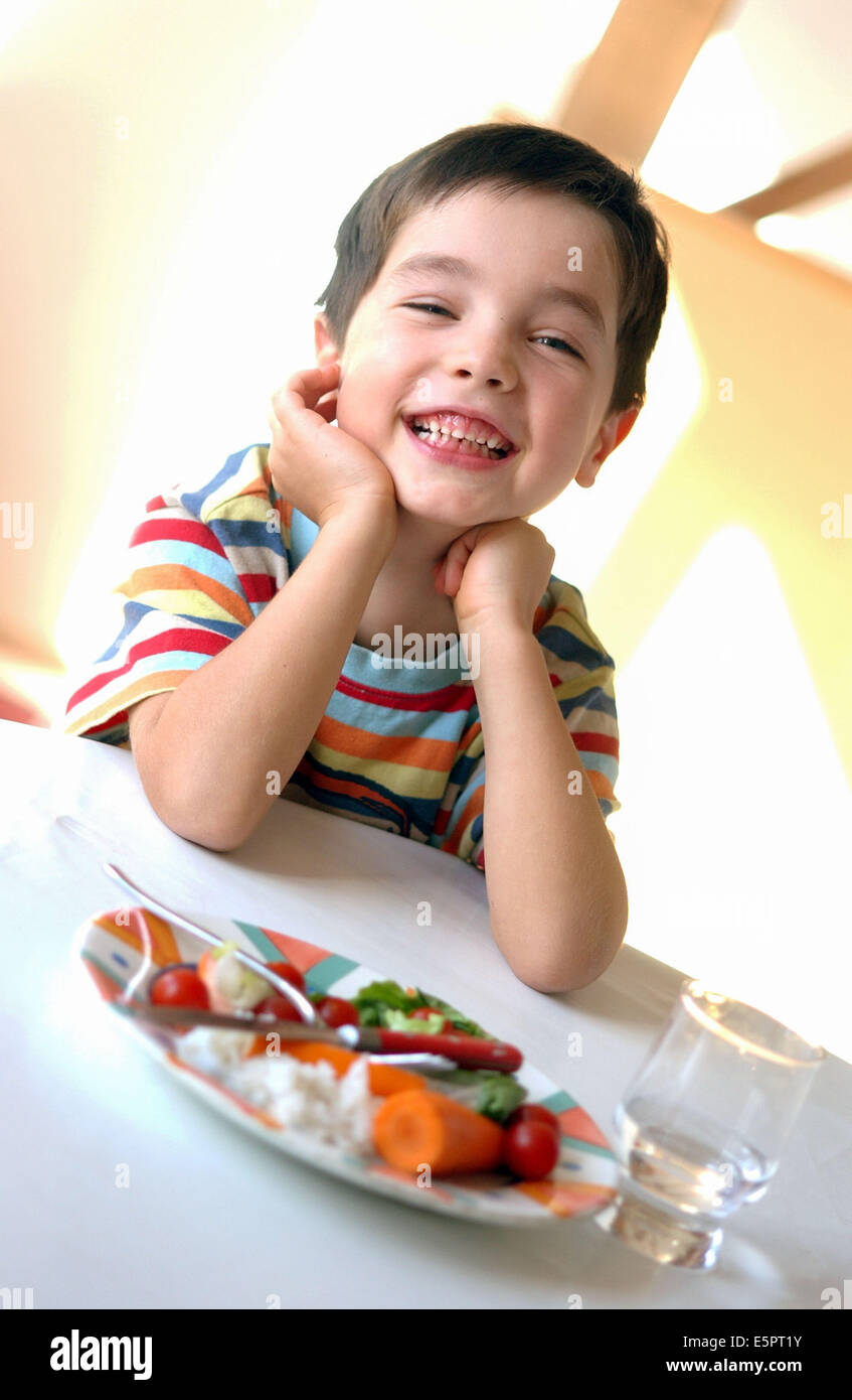 6 year old eating meal hi-res stock photography and images - Alamy