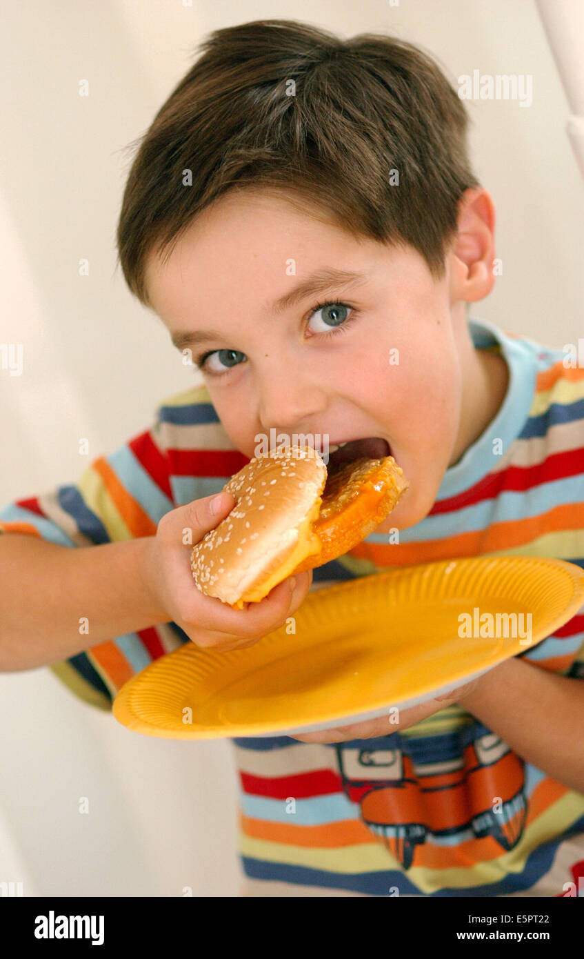 6 year old eating meal hi-res stock photography and images - Alamy