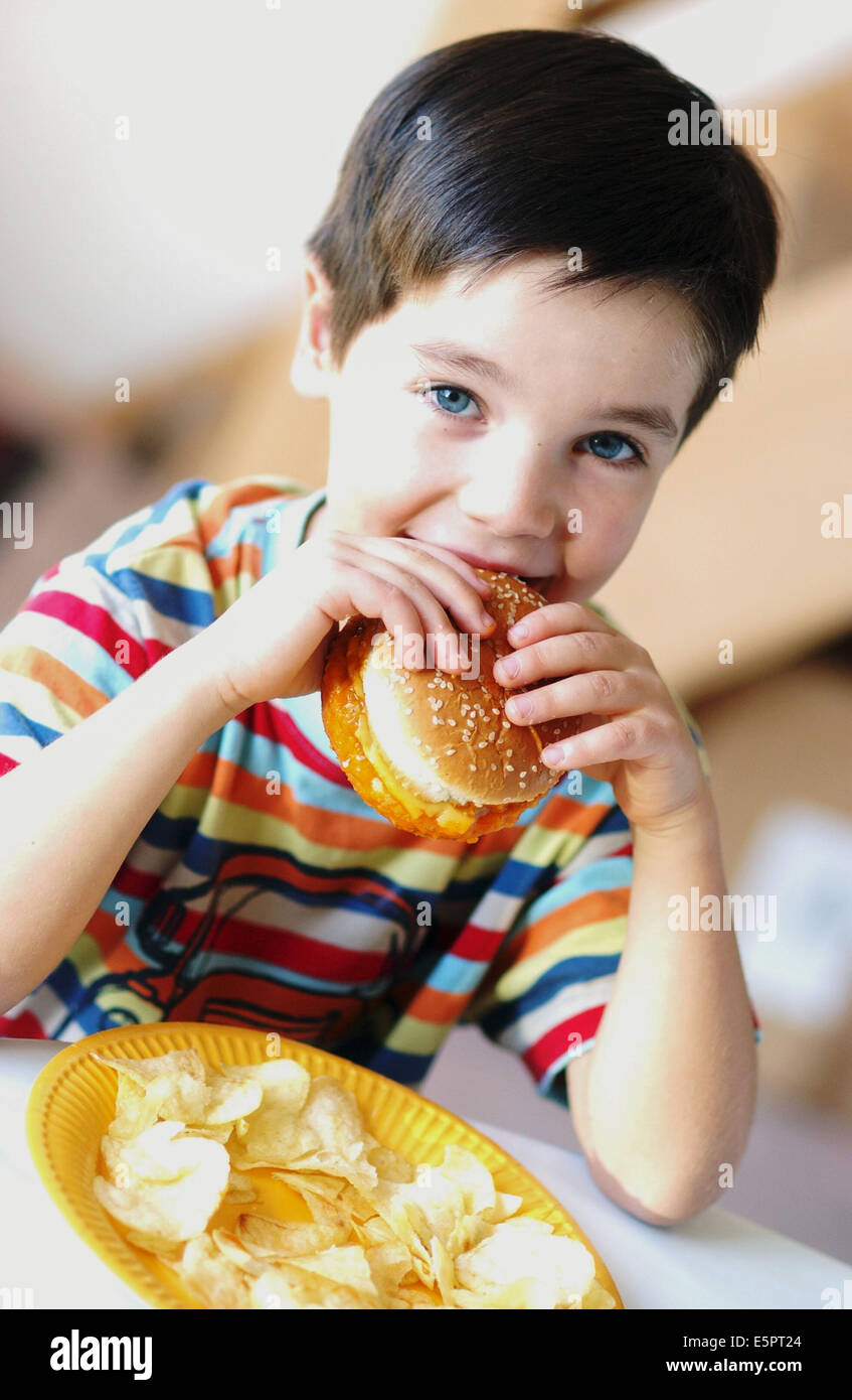 6 year old eating meal hi-res stock photography and images - Alamy
