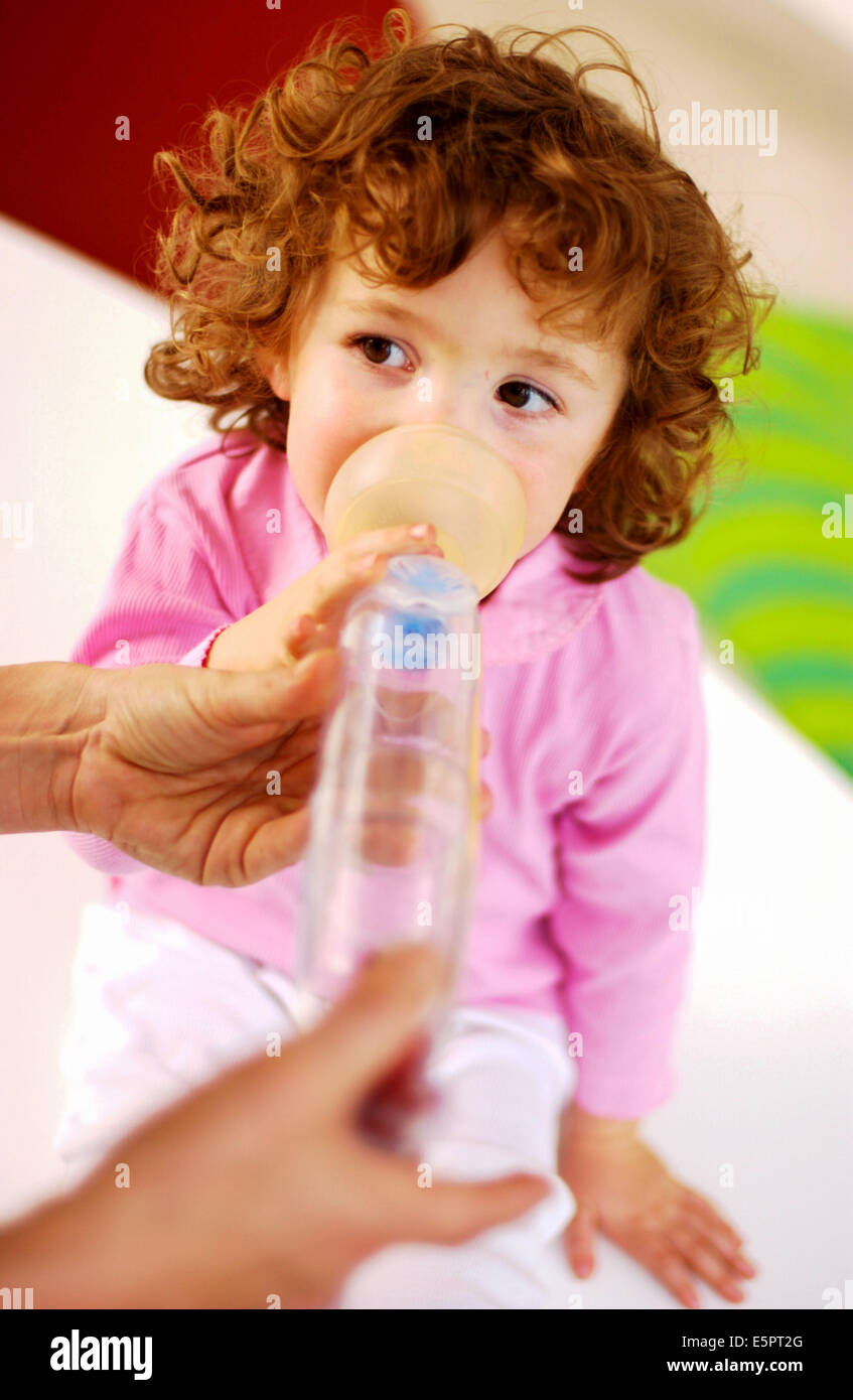 Asthma treatment, Bronchodilatator in spray with inhalation chamber ...