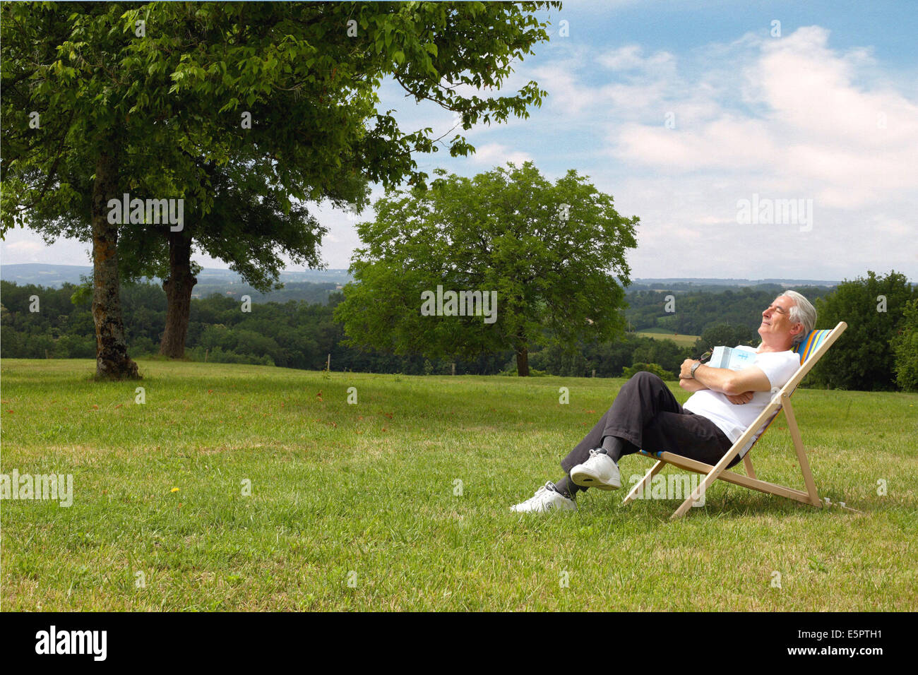 Elderly man sleep chair hi-res stock photography and images - Alamy