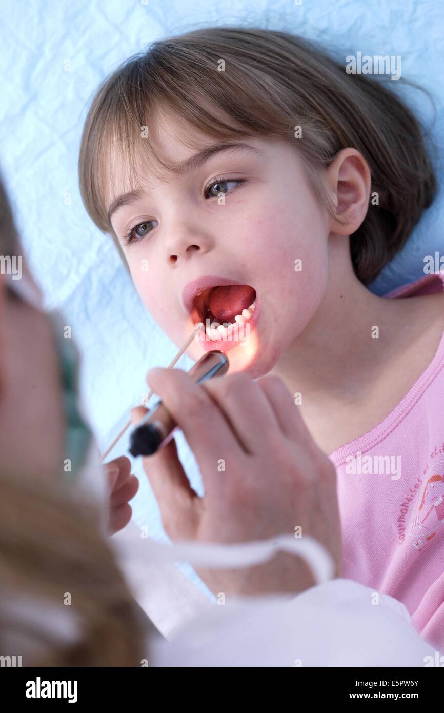 Dentist Examining The Teeth Of A 4 year old Child Stock Photo Alamy dentist-examining-the-teeth-of-a-4-year-old-child-stock-photo-alamy