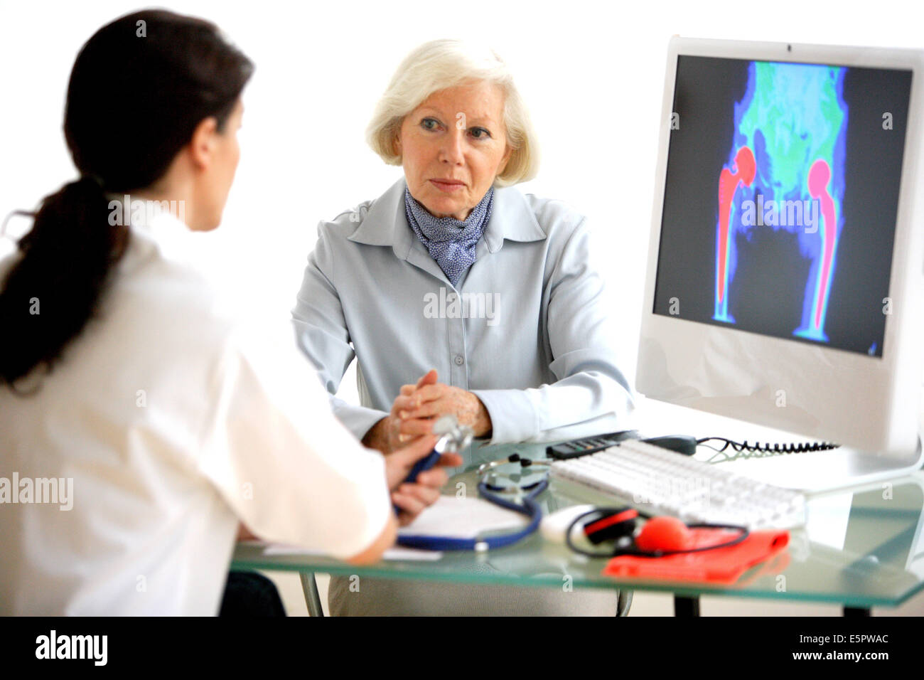 Doctor discussing hip replacement X-ray with a patient Stock Photo - Alamy