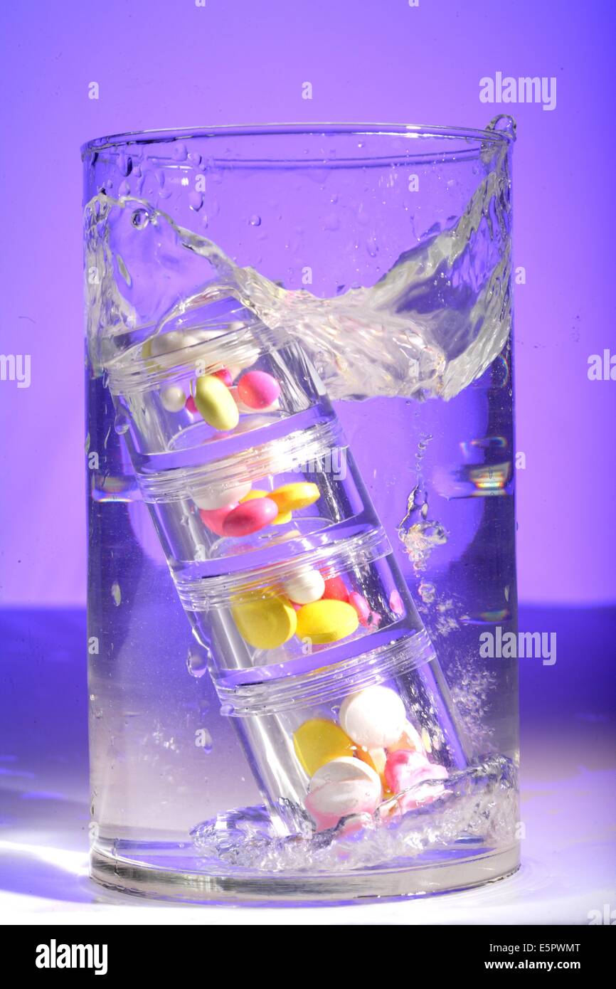 Pills on a glass of water Stock Photo - Alamy
