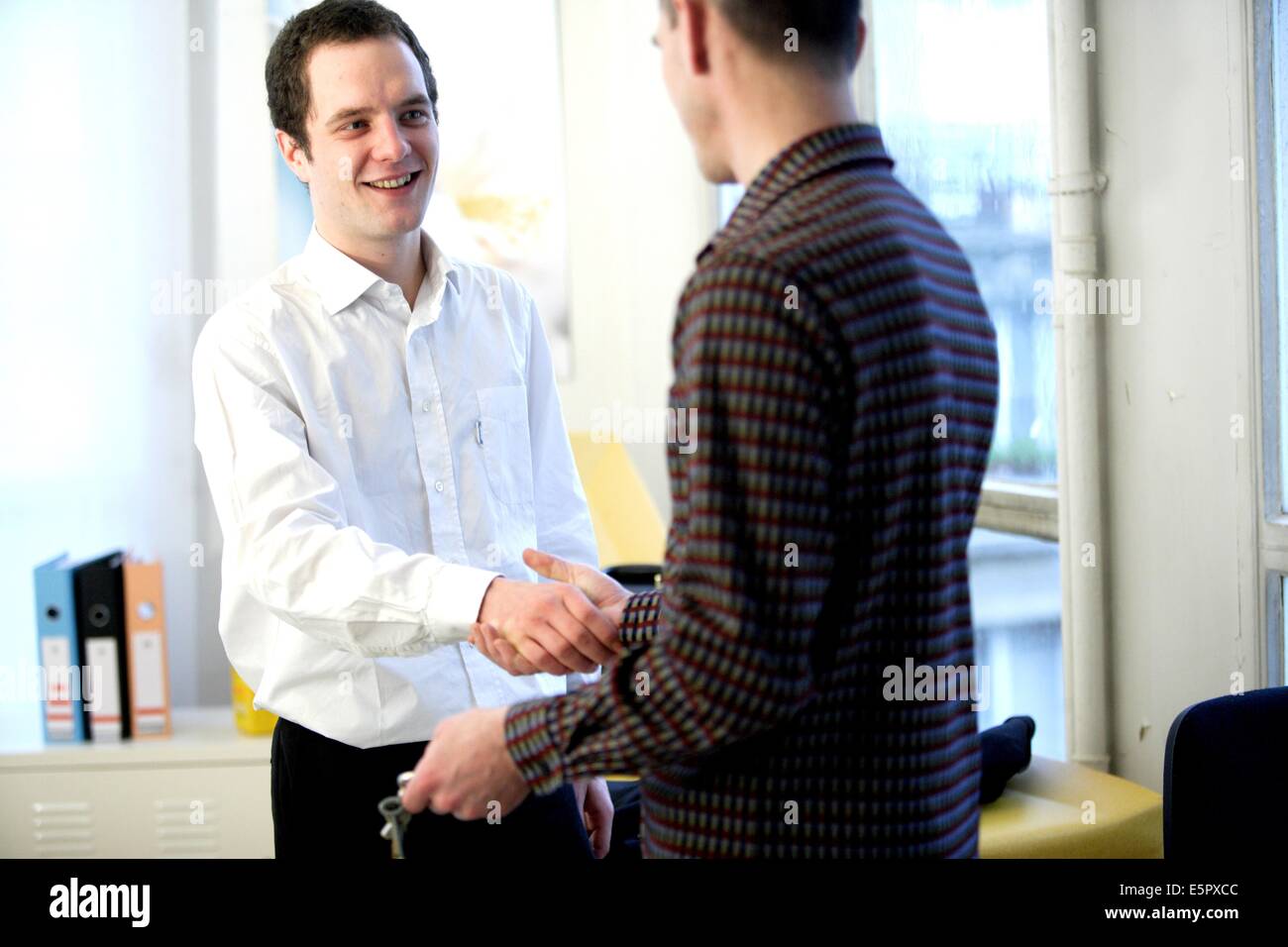 Men shaking hands Stock Photo - Alamy