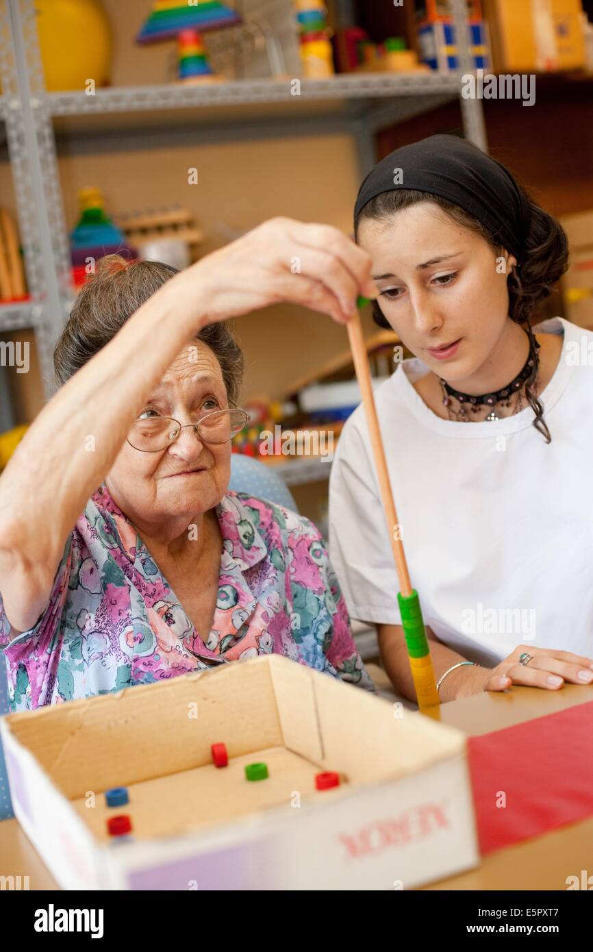 Ergotherapy workshop with games to stimulate memory; Residential home ...