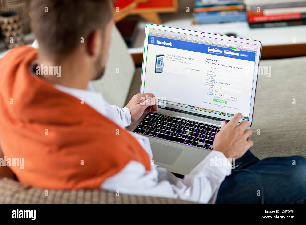 Facebook social network site hi-res stock photography and images - Alamy
