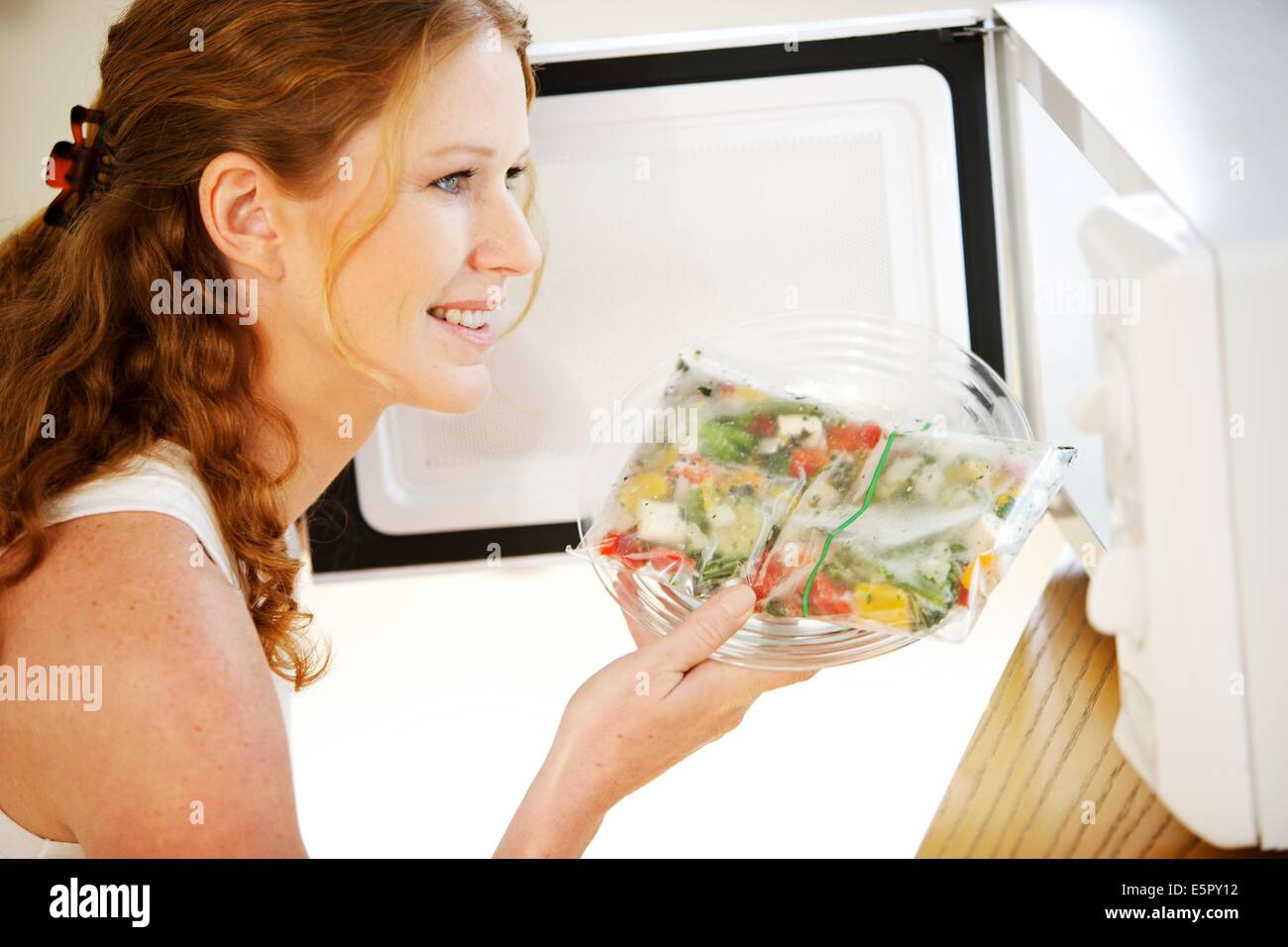 Ready meal microwave woman hi-res stock photography and images - Alamy