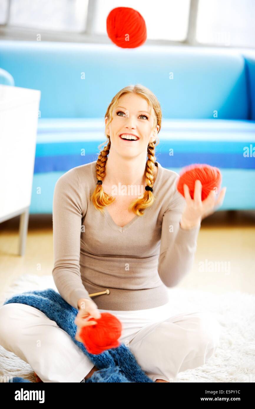 Woman juggle balls hi-res stock photography and images - Alamy