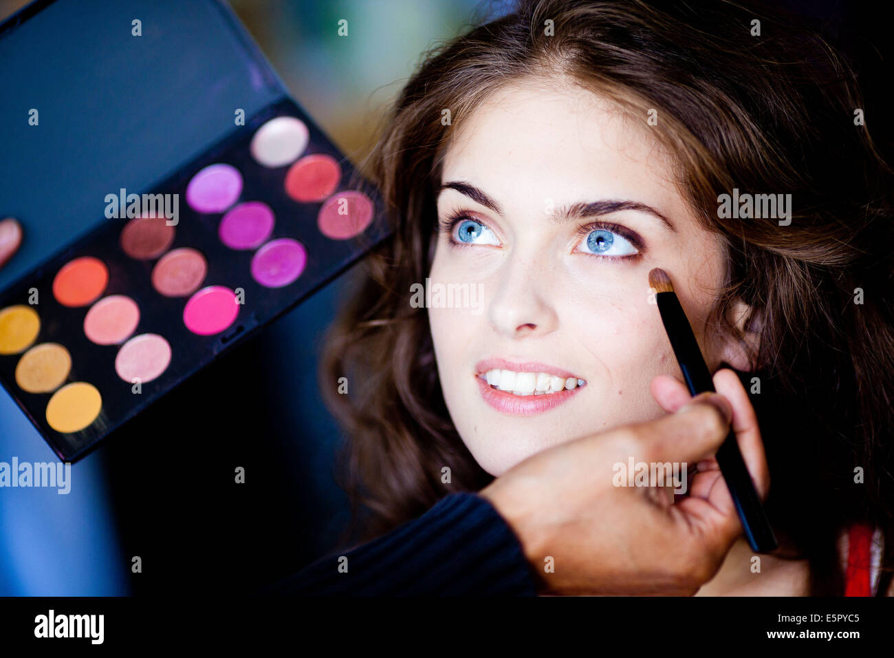 Makeup man applying eyeshadow Stock Photo - Alamy