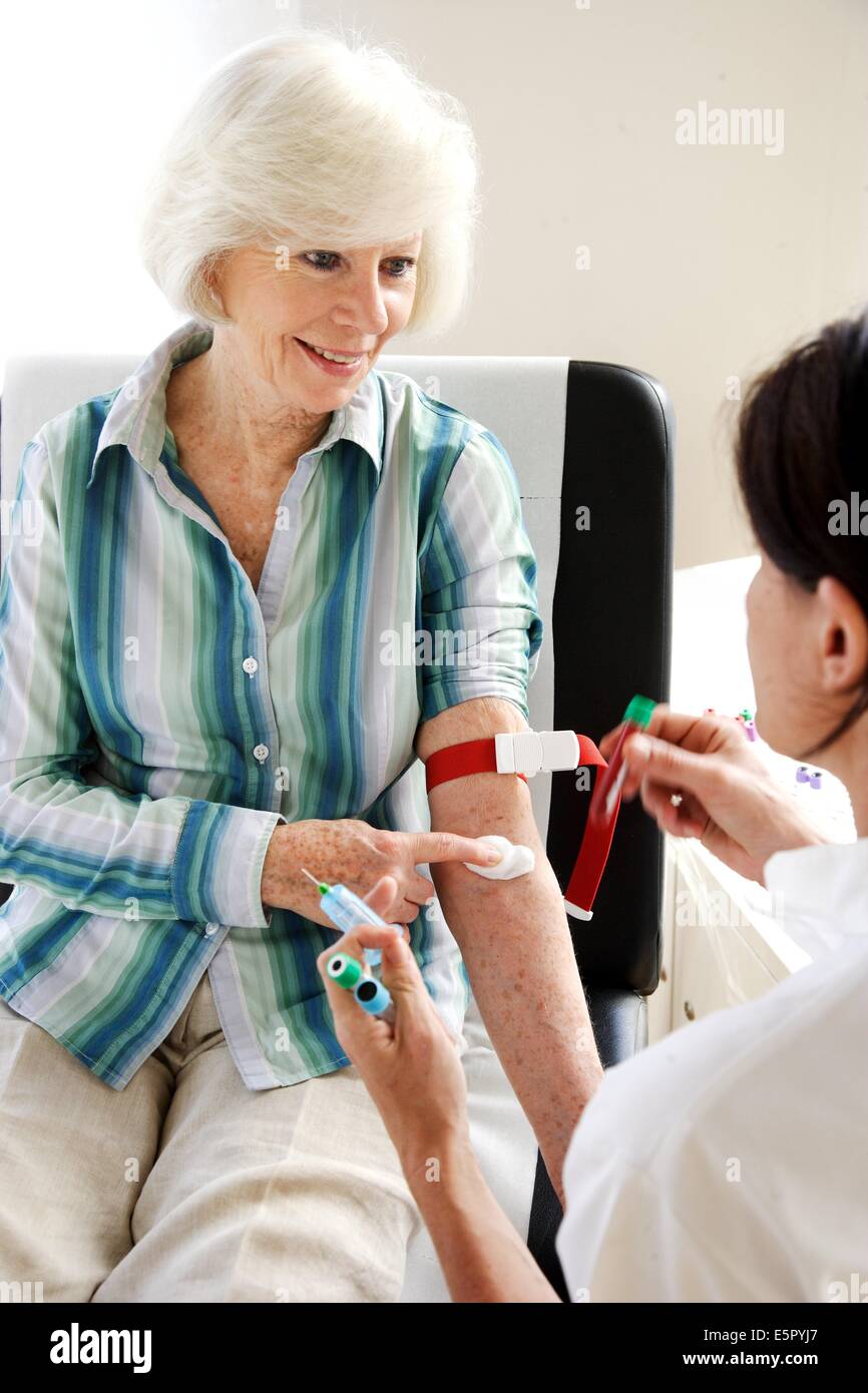 Elderly woman having blood sample Stock Photo - Alamy