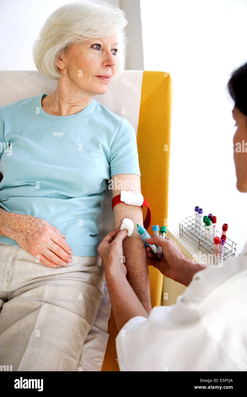 Elderly woman having blood sample Stock Photo - Alamy