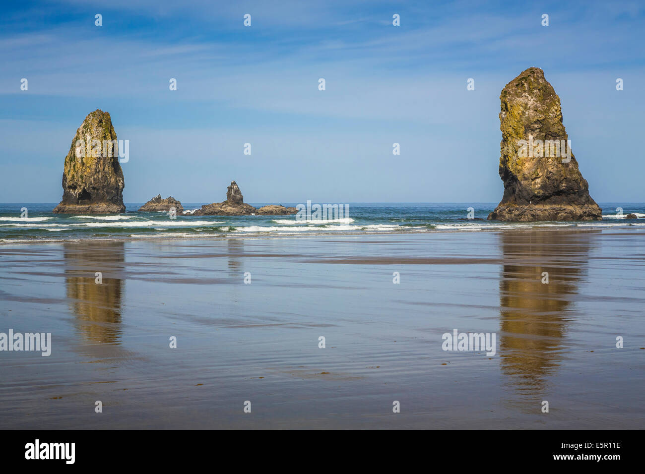 The sea stacks of Canon Beach, Oregon, USA Stock Photo - Alamy