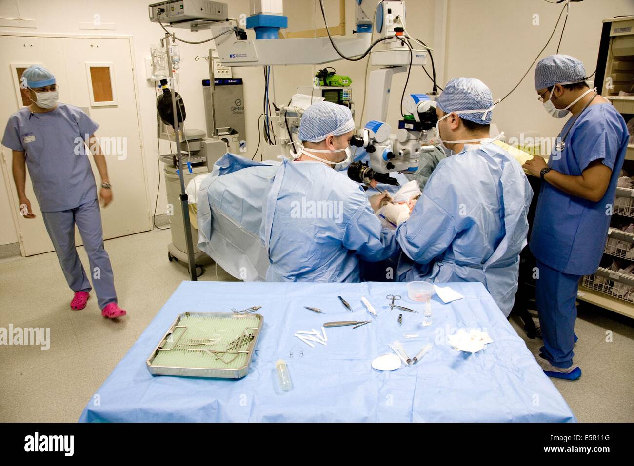 Surgeons performing cataract surgery Stock Photo - Alamy Surgeons performing cataract surgery Stock Photo - Alamy