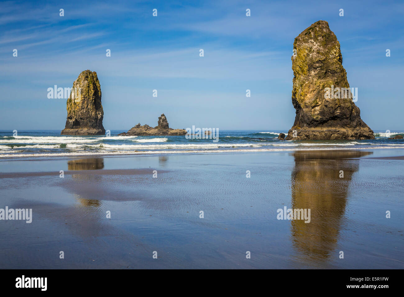 The sea stacks of Canon Beach, Oregon, USA Stock Photo - Alamy