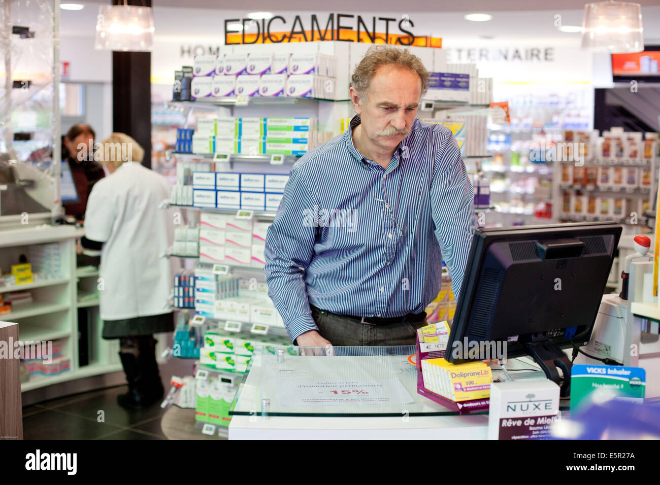 Pharmacist using a computer Stock Photo - Alamy