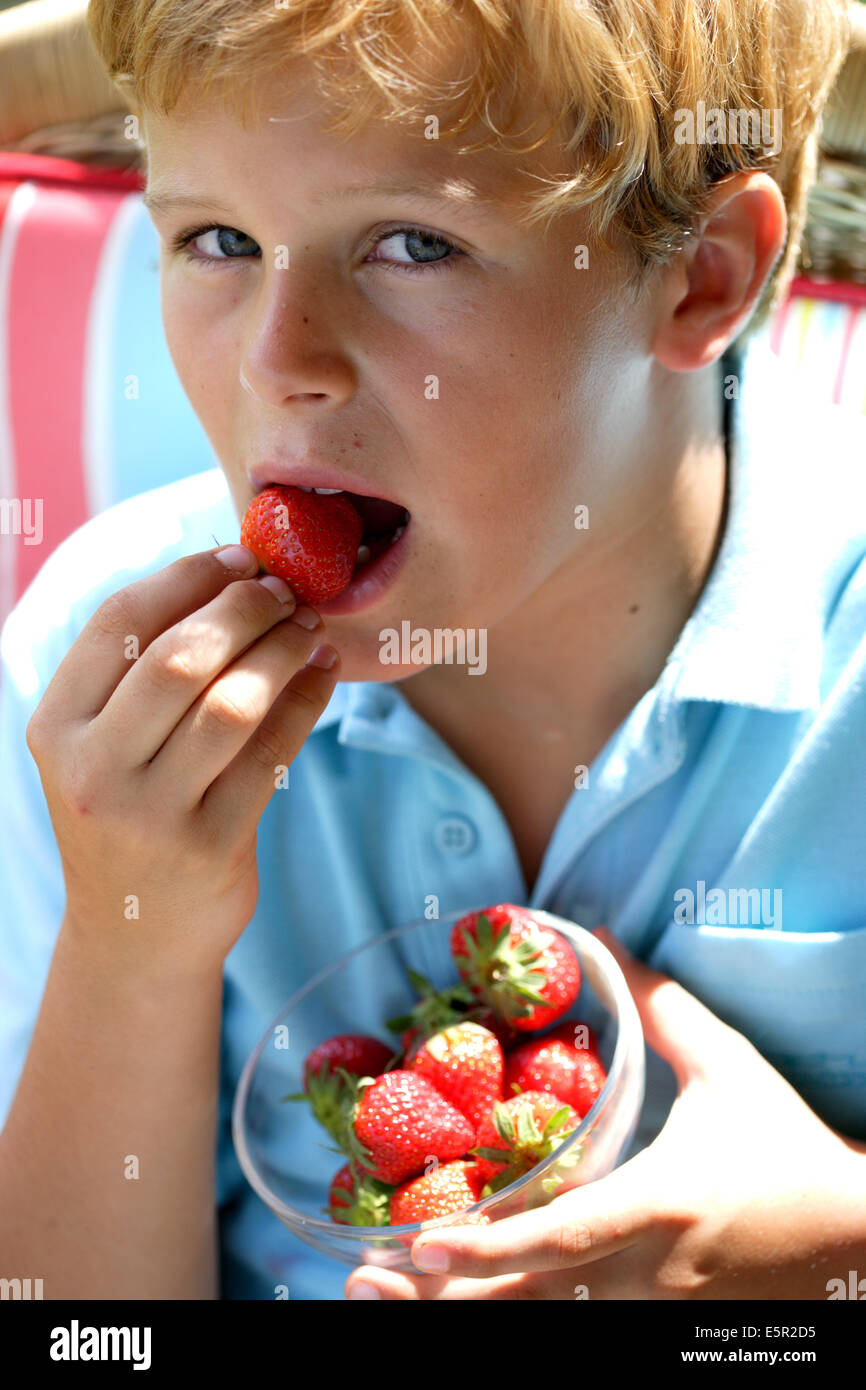 Child eating strawberries Stock Photo - Alamy