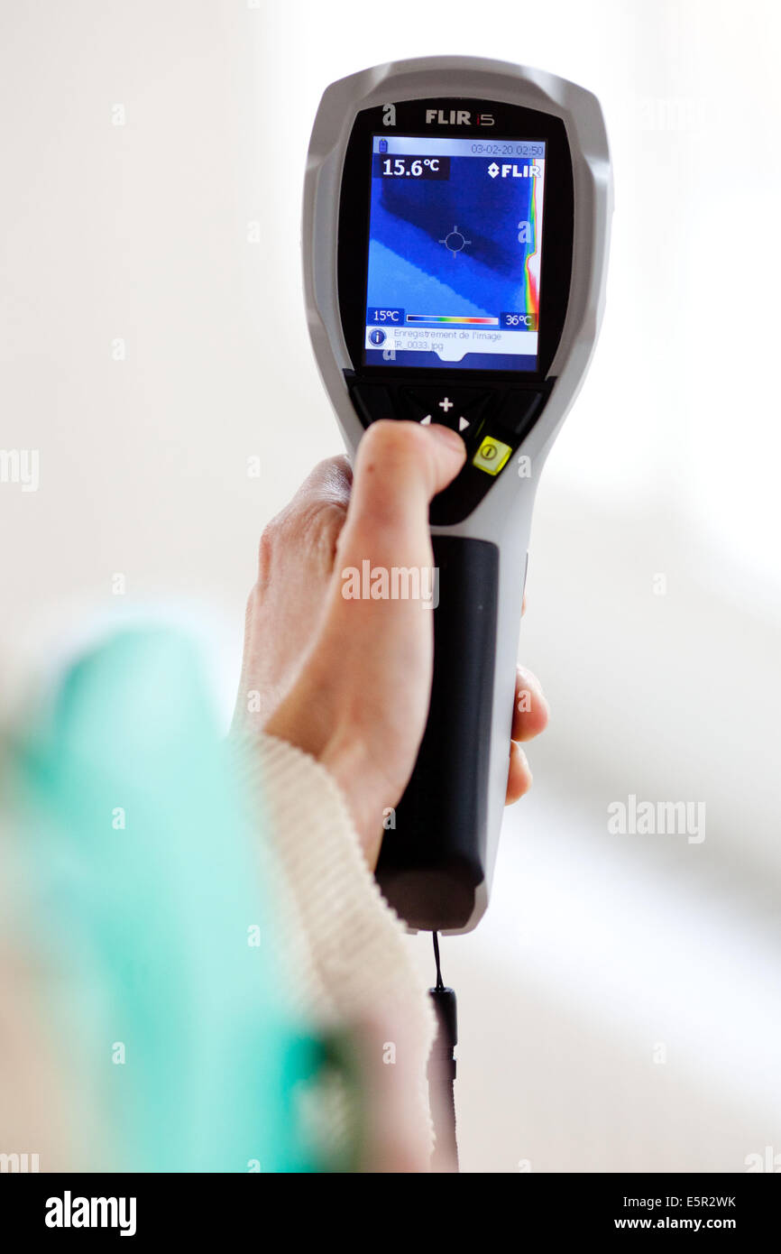 Thermal camera to measure heat loss of housing Stock Photo - Alamy