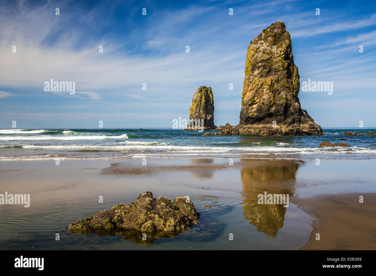 The sea stacks of Canon Beach, Oregon, USA Stock Photo - Alamy