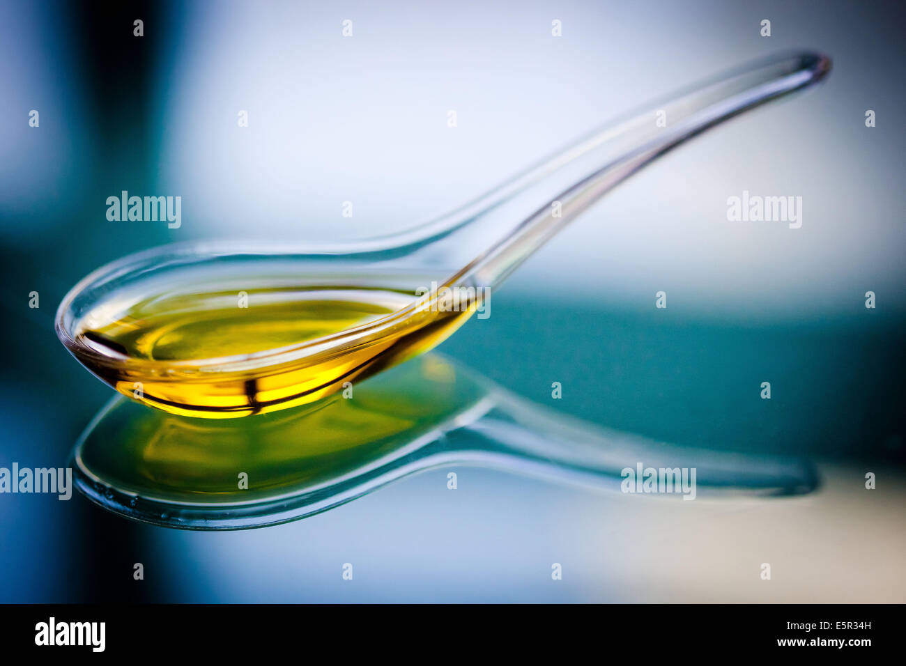 Vegetable oil on spoon Stock Photo - Alamy