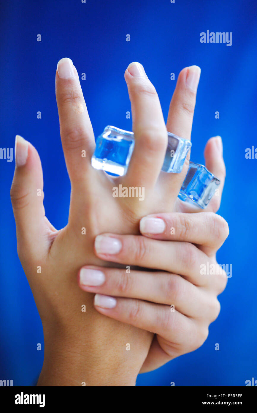 Illustration of the Raynaud syndrome : hands suffering from the cold ...