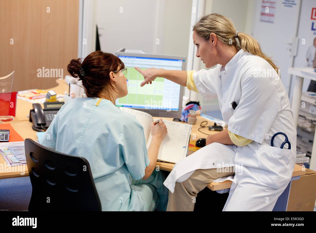 Doctor and nurse discussing Stock Photo - Alamy