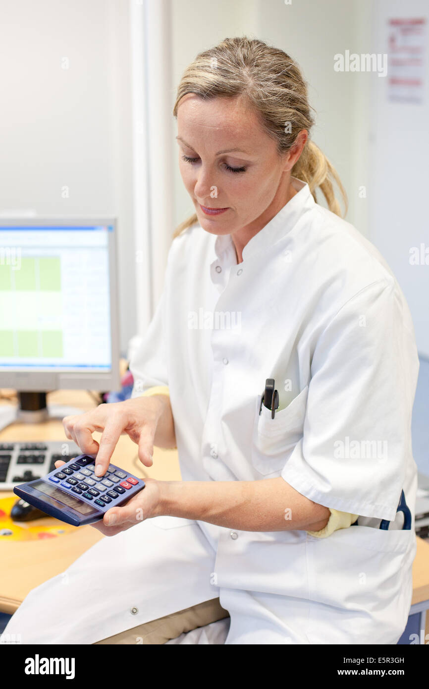 Hospital doctor Stock Photo - Alamy