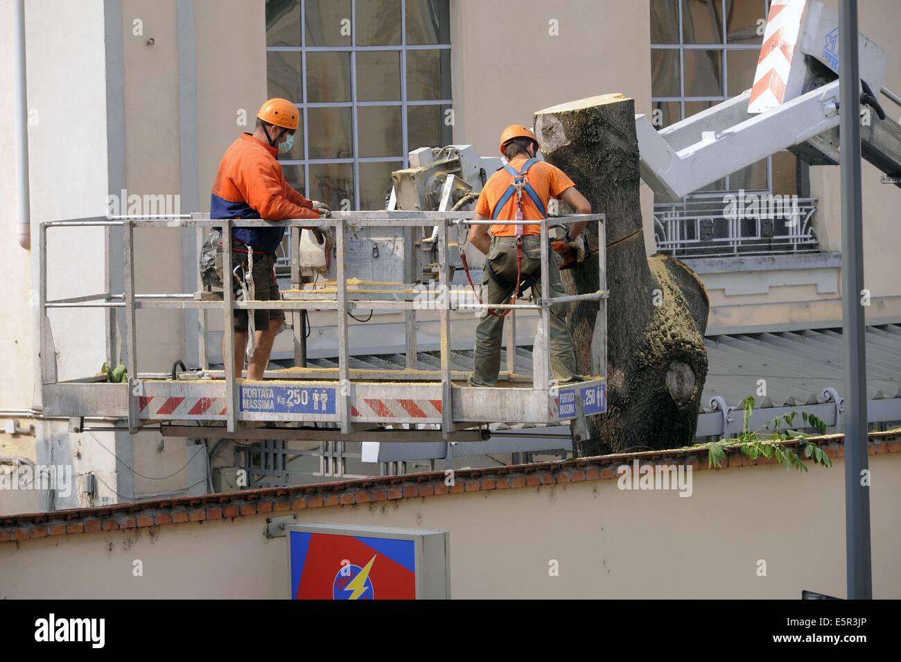two workers on an aerial platform Stock Photo - Alamy