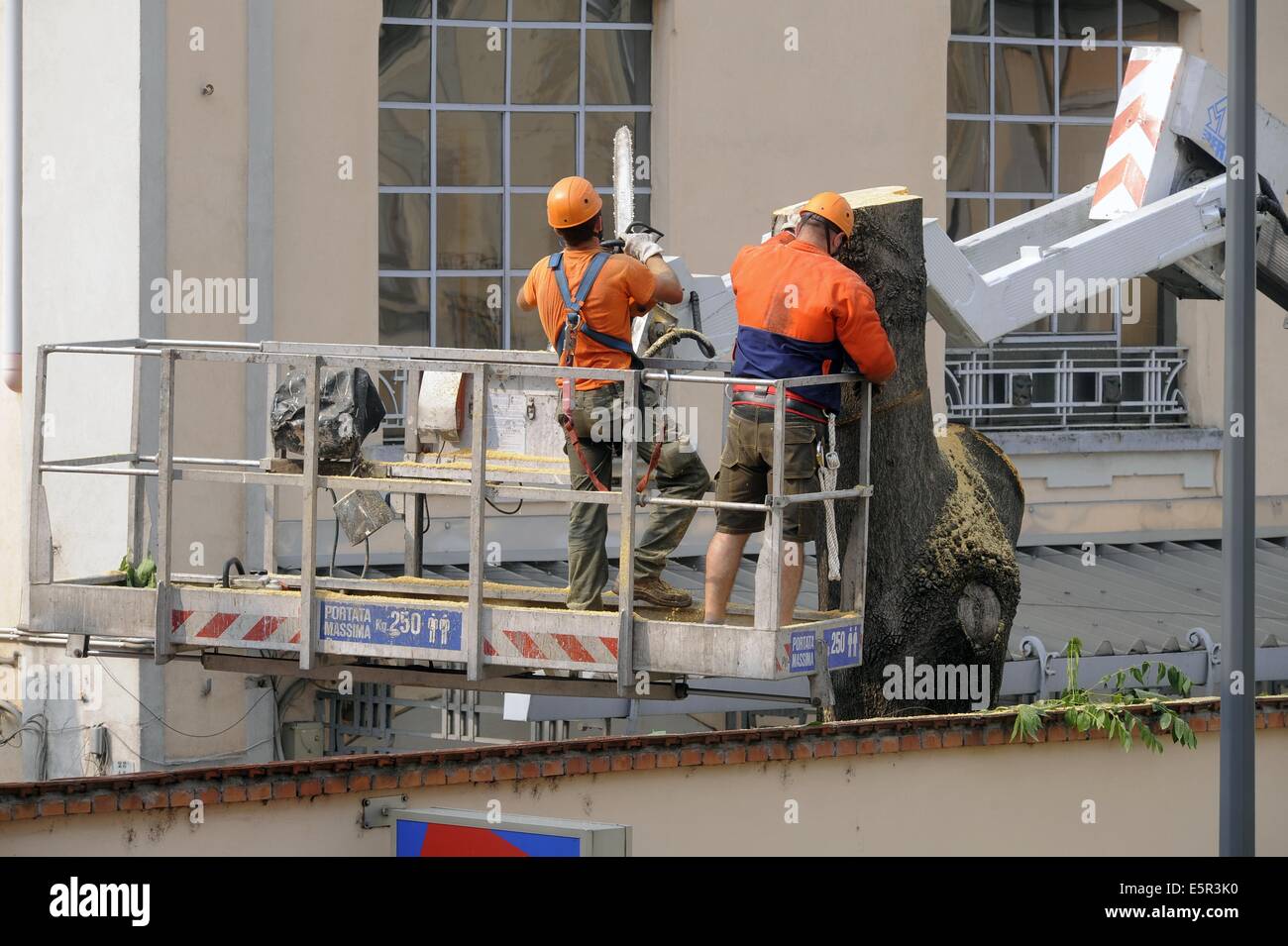 Aerial platform hi-res stock photography and images - Alamy