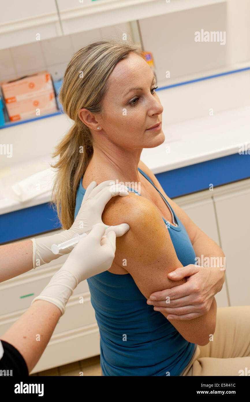 Shoulder infiltration. Limoges hospital, France Stock Photo - Alamy