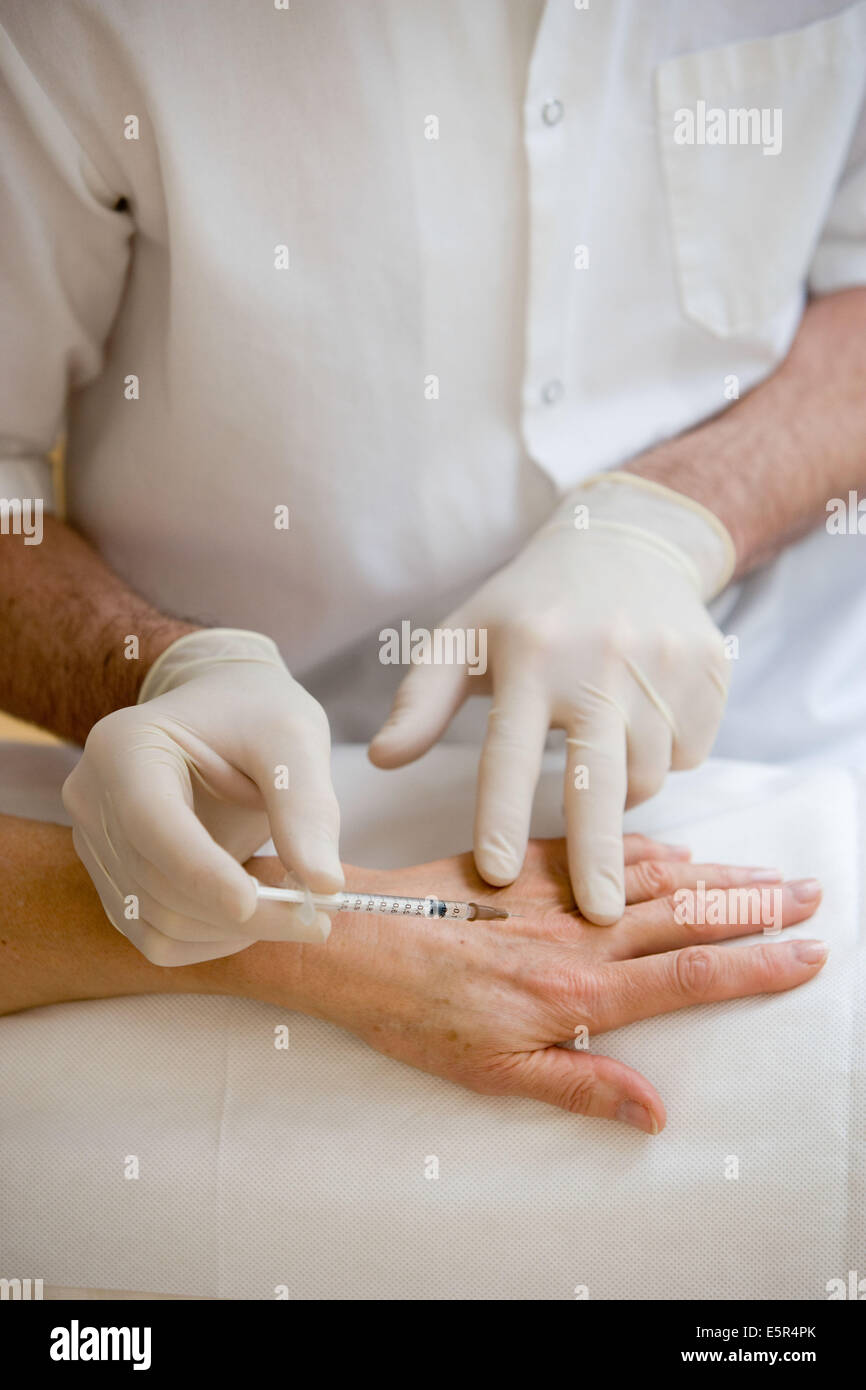 Neutralization of hypertonic (hypercontracted) muscles by injection of ...