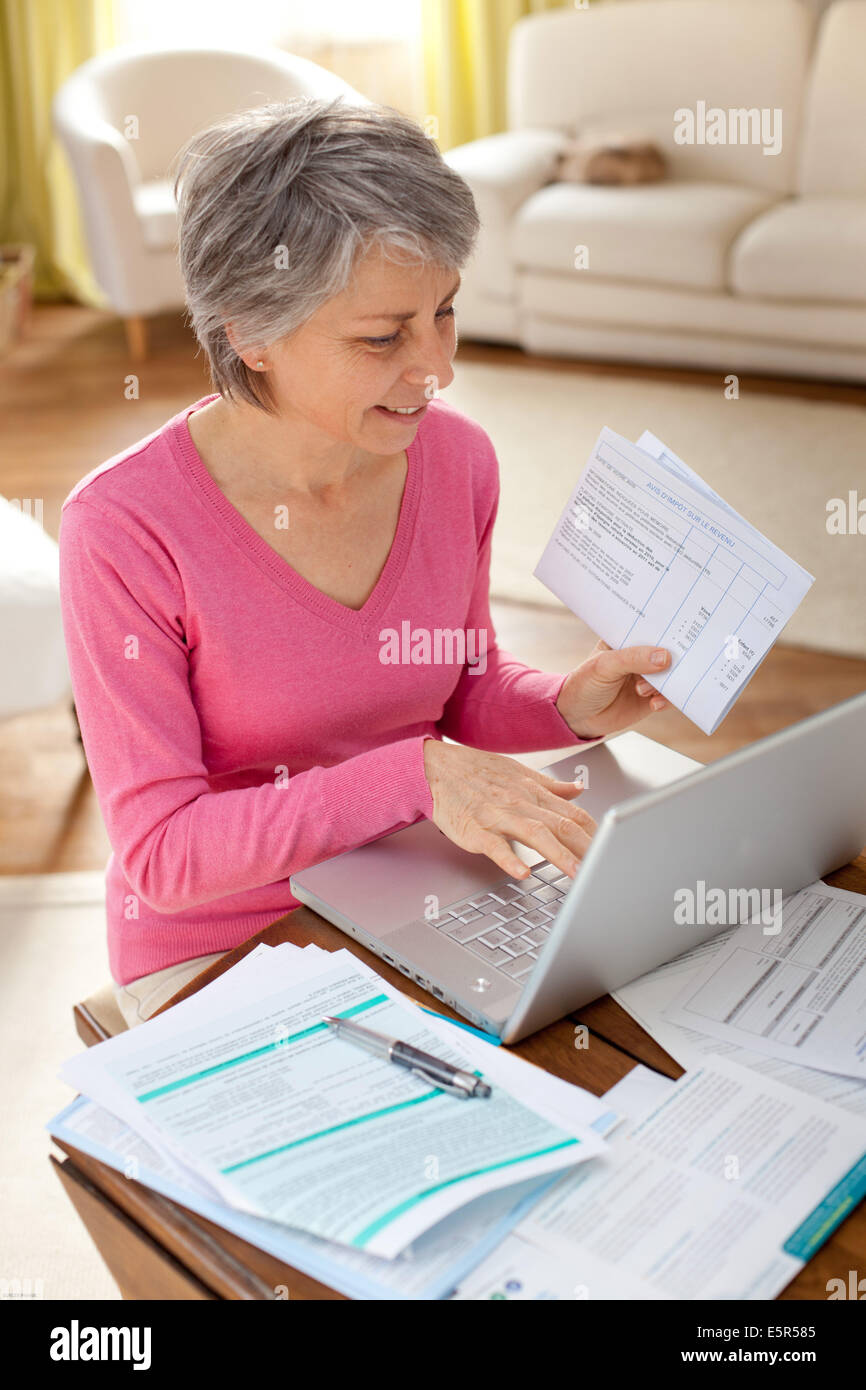 Woman doing administrative paperwork on the internet Stock Photo - Alamy
