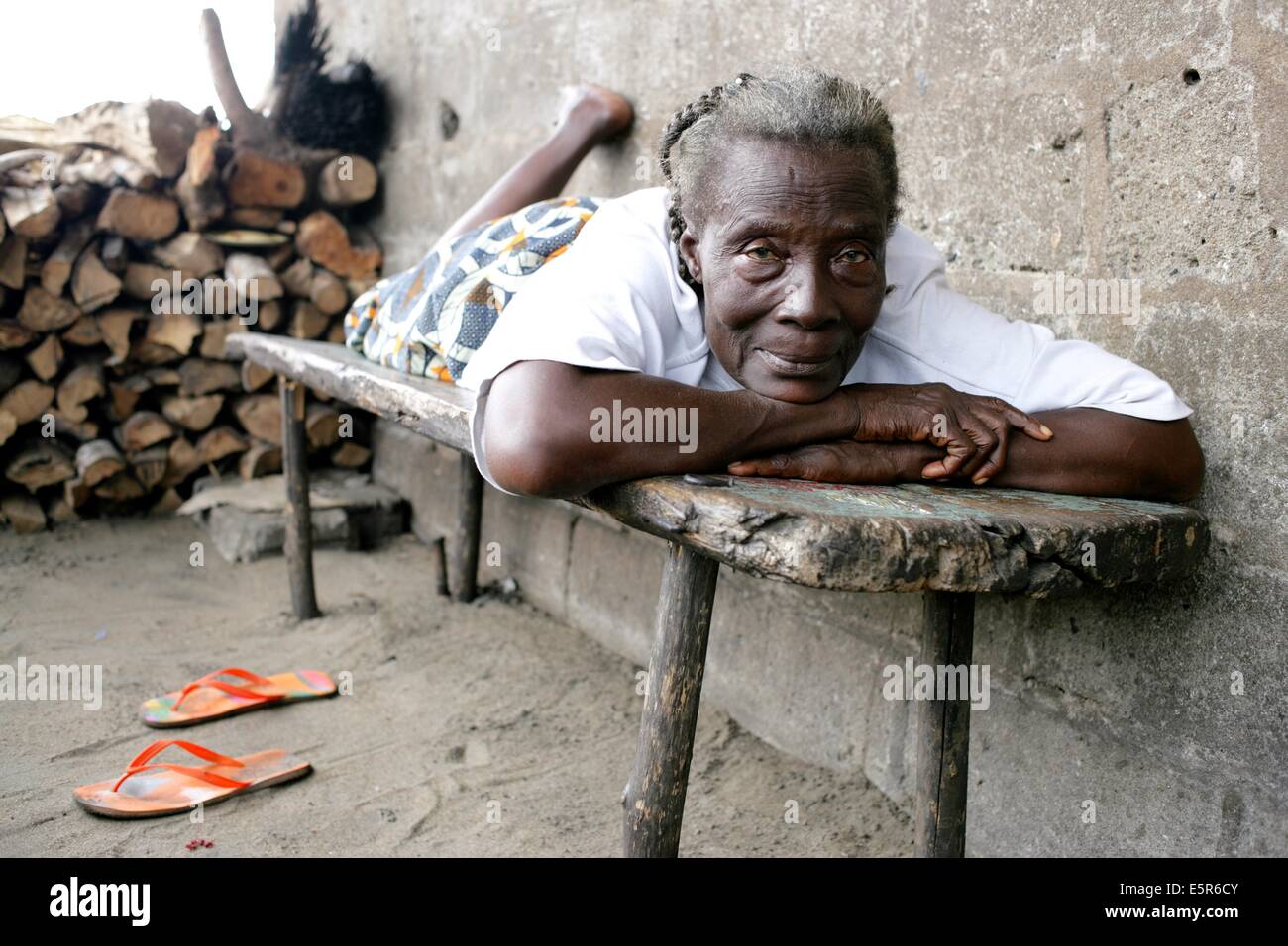 Poor woman hi-res stock photography and images - Alamy