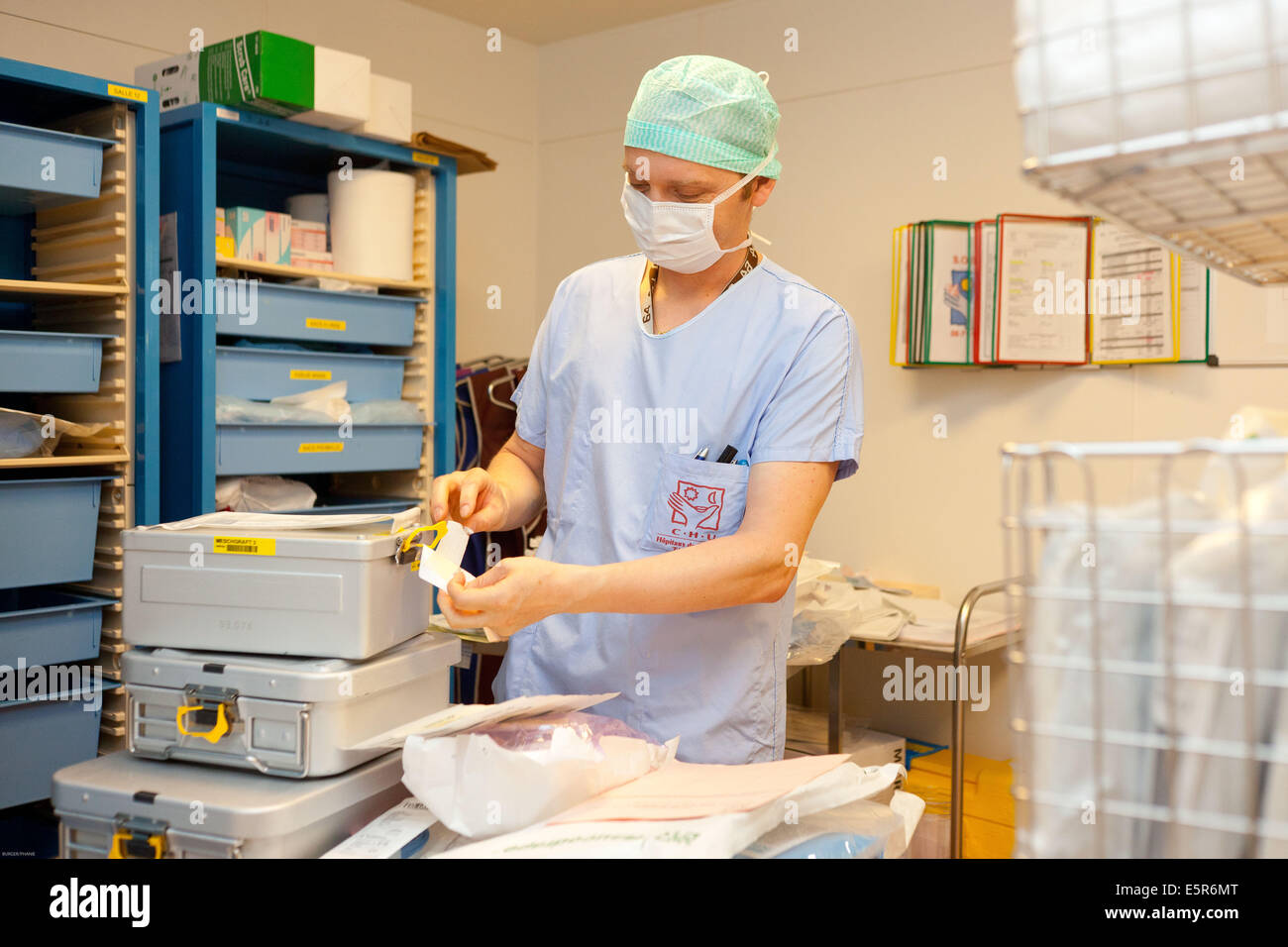 Operating room male nurse, End of surgery, Traceability of the surgical ...